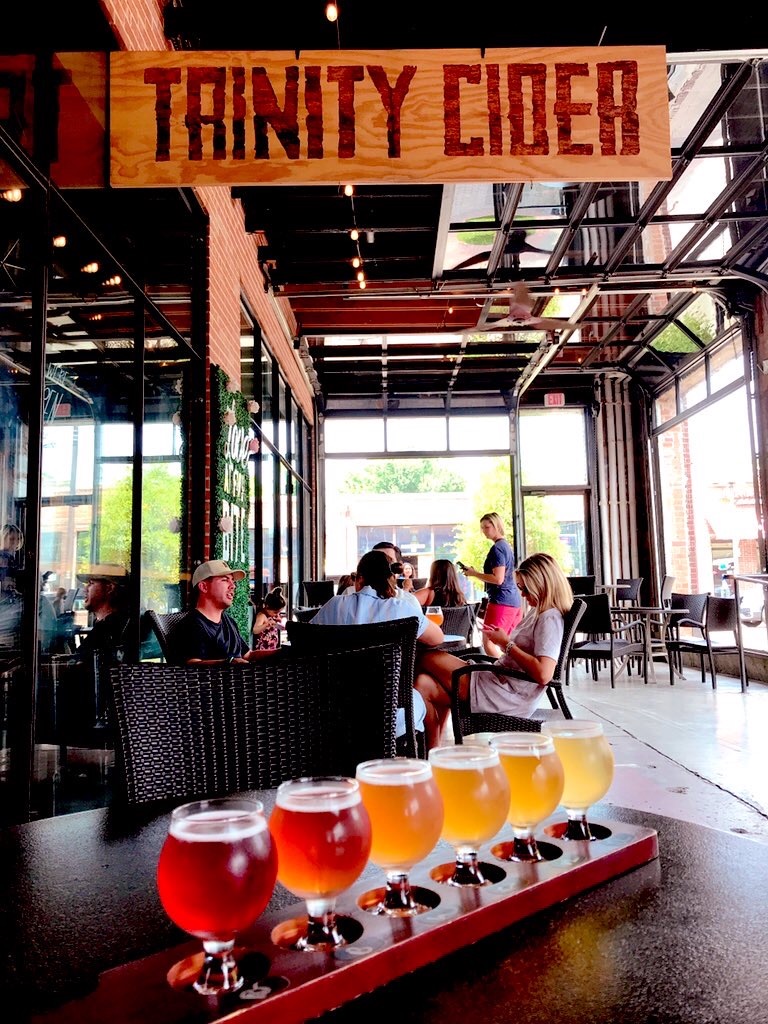 【Trinity Cider】日本にはないはず⁉ダラスのサイダー醸造所でフライトを楽しむ - ぴんくのねずみの森