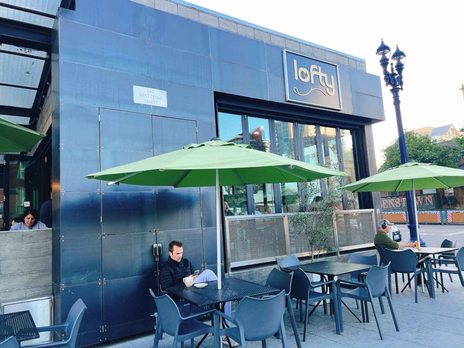 【Lofty Coffee Little Italy Cafe and Bakery】カフェのテラスで朝ご飯☆ノースサンディエゴ湾岸を散歩 ...